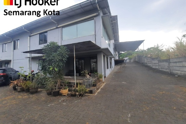 Bangunan Gudang Pabrik di Kawasan Industri Candi - oleh Rita Anggraini