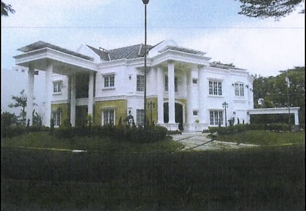 Rumah mewah dengan lapangan basket dan kolam renang, selangkah dari tol ...