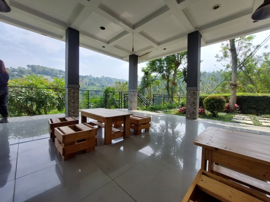 Ruang Usaha Adem di Dago Cocok Untuk Cafe , Resto Dll - oleh Betsy