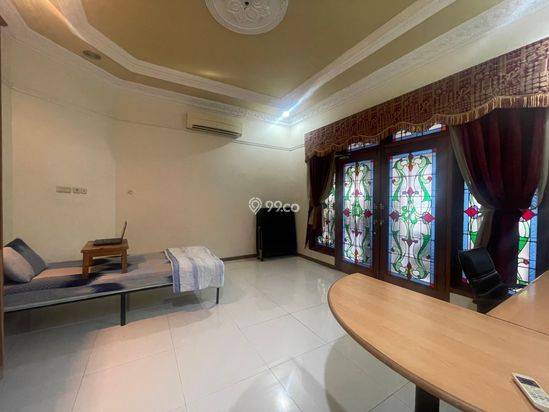 KAMAR KOS LUAS YANG BISA BAWA KUCING PELIHARAAN - oleh Nonie Bates