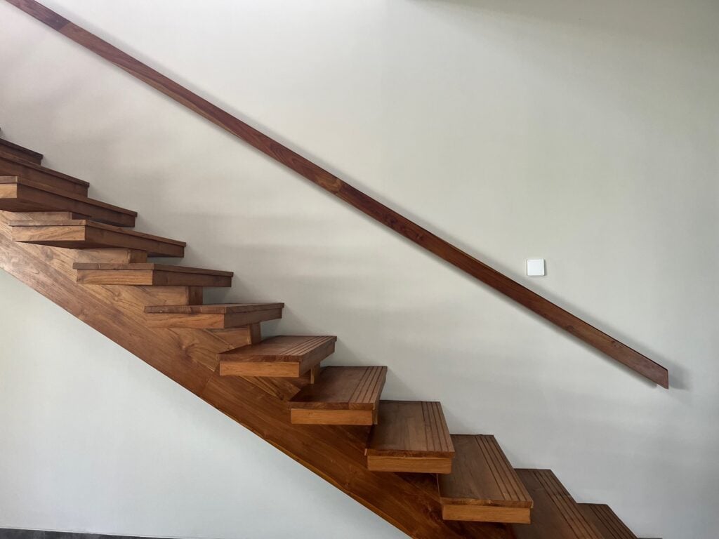 12 Desain Tangga Kayu Minimalis Terbaik & Estetik