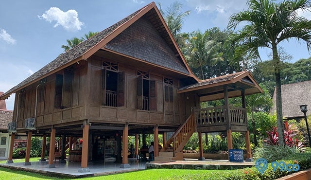 7 Manfaat dan Fungsi Rumah Panggung yang Jarang Diketahui. Aman?