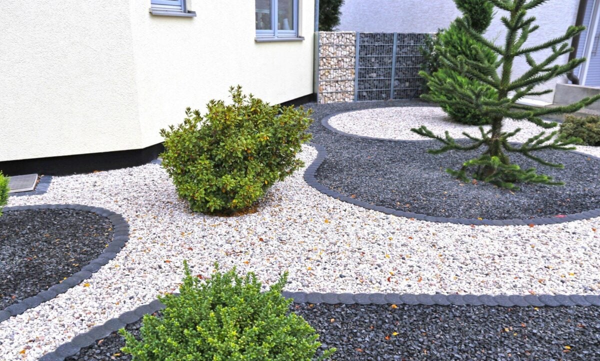 7 Desain Taman Batu Alam Depan Rumah yang Estetis dan Asri