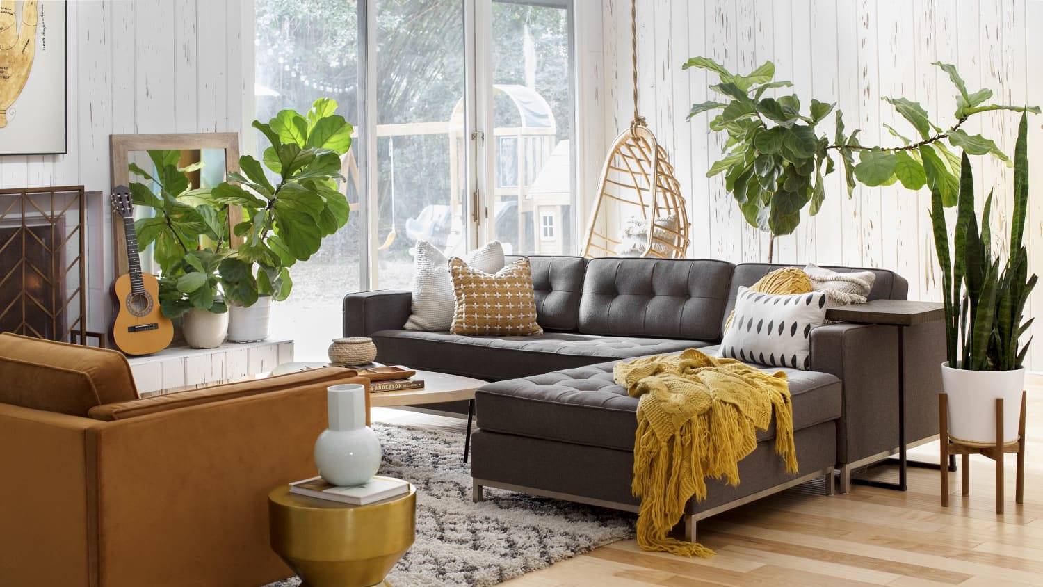 5 Cara Menata Ruang Tamu yang Menyatu dengan Ruang Keluarga