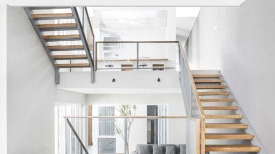 7 Posisi Tangga Rumah Minimalis di Lahan Sempit, Hemat Tempat!