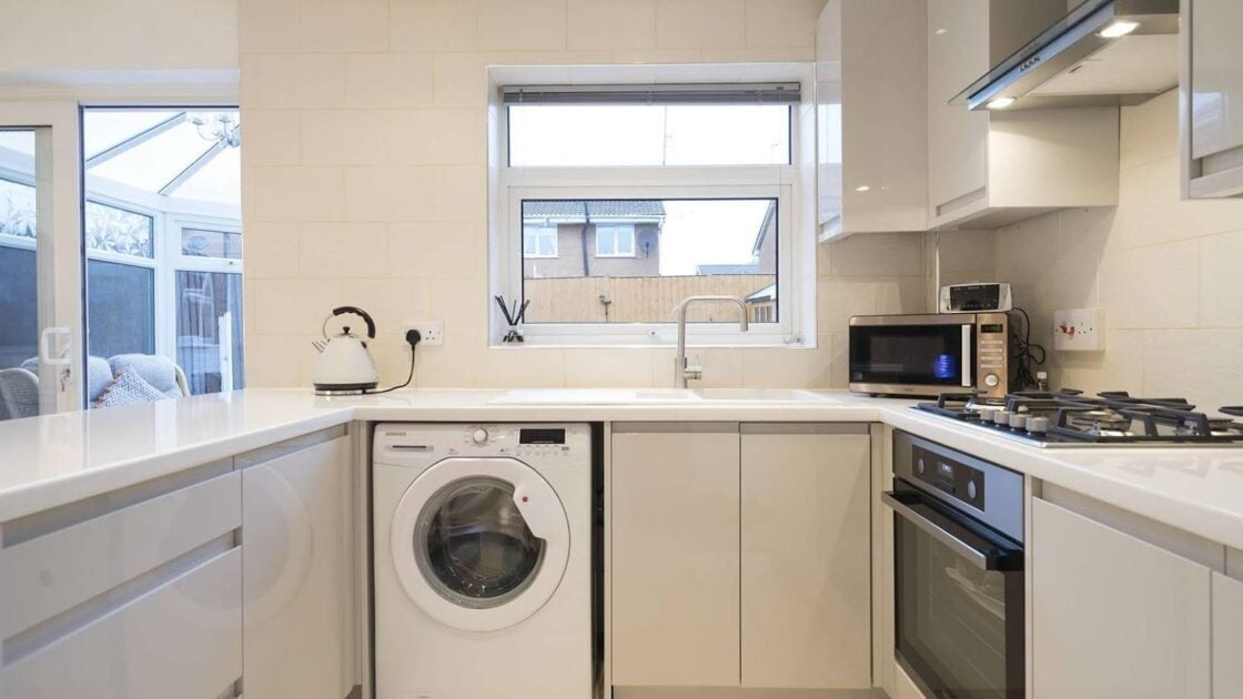 15 Desain Dapur dan Ruang Cuci Menyatu, Anti Boros Tempat!