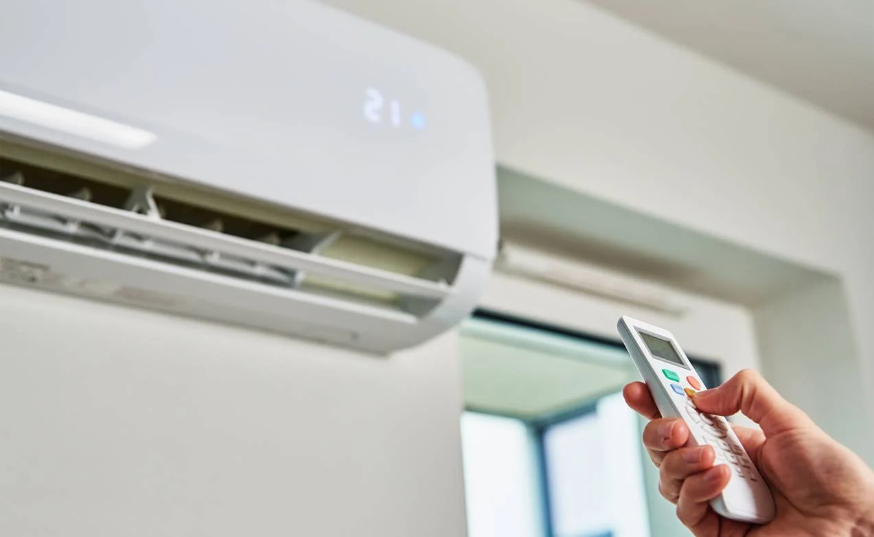 Begini Posisi AC di Kamar Tidur yang Benar & Cara Aturnya