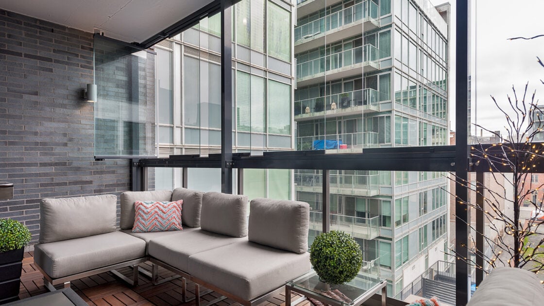 7 Desain Balkon Tertutup yang Nyaman untuk Tempat Bersantai