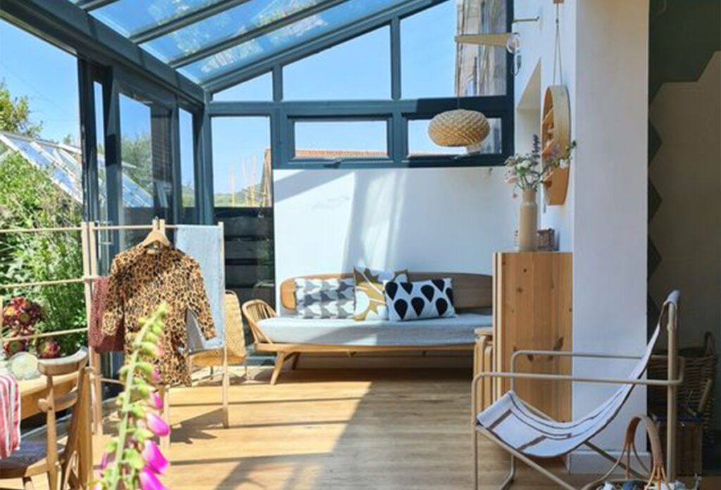 7 Desain Balkon Tertutup yang Nyaman untuk Tempat Bersantai