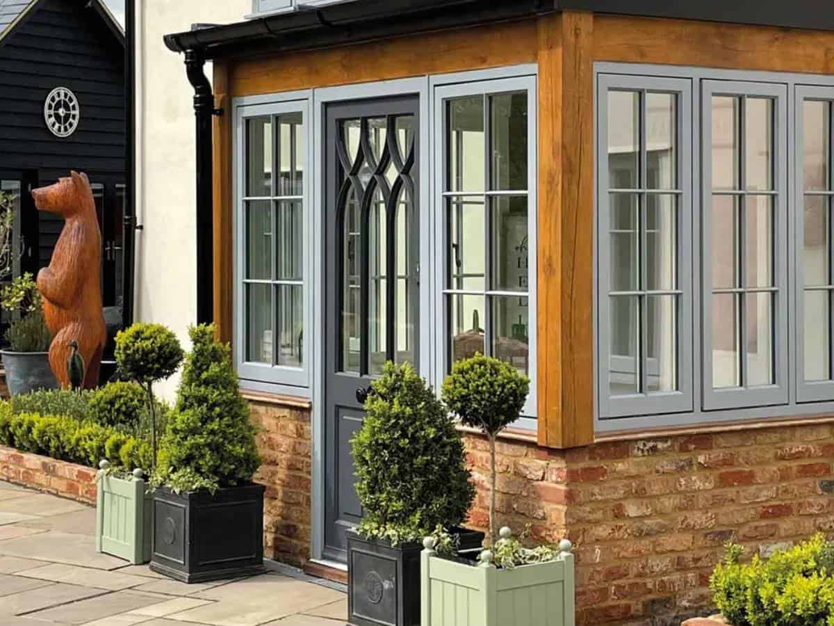 9 Kombinasi Warna Cat Kusen Pintu dan Jendela yang Indah