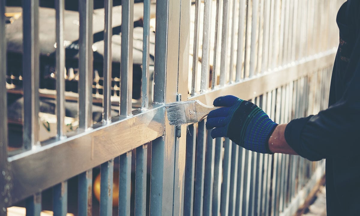 9 Merek Cat Pagar Besi Antikarat yang Bagus dan Harganya