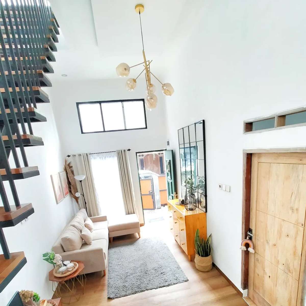 8 Inspirasi Desain Rumah Plafon Tinggi yang Estetis dan Nyaman