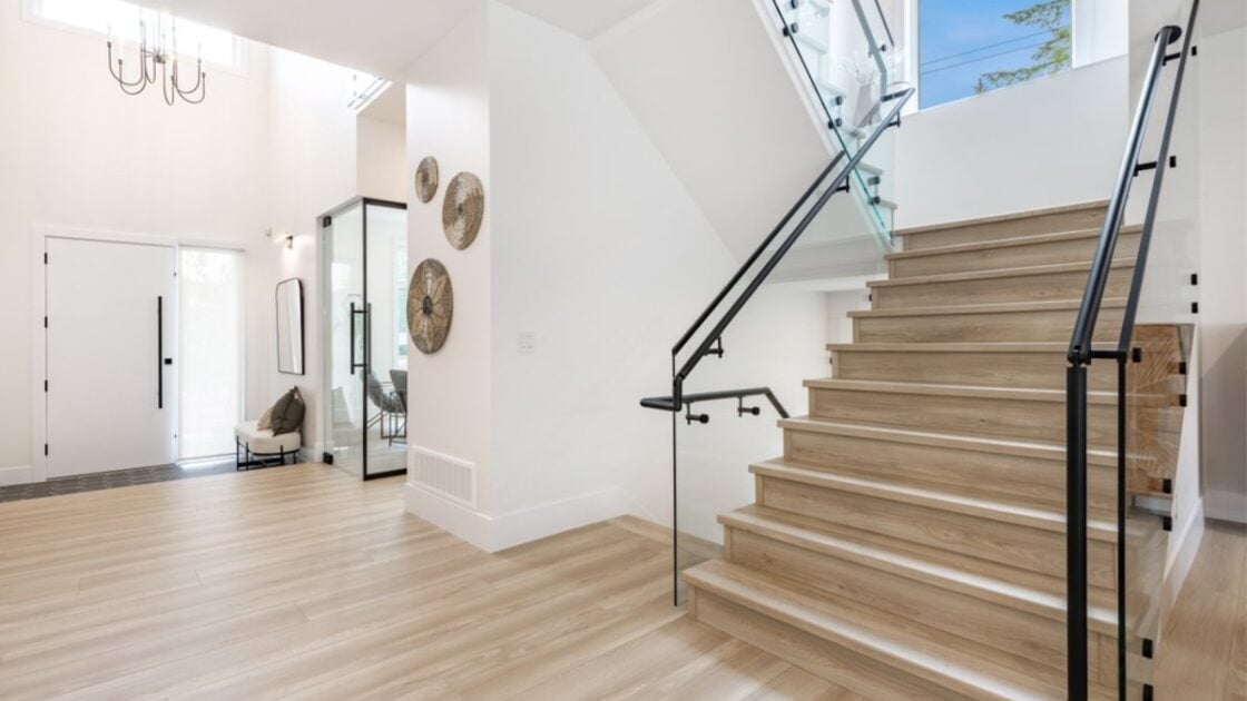 7 Inspirasi Railing Tangga Akrilik, Desain Aman dan Aesthetic!