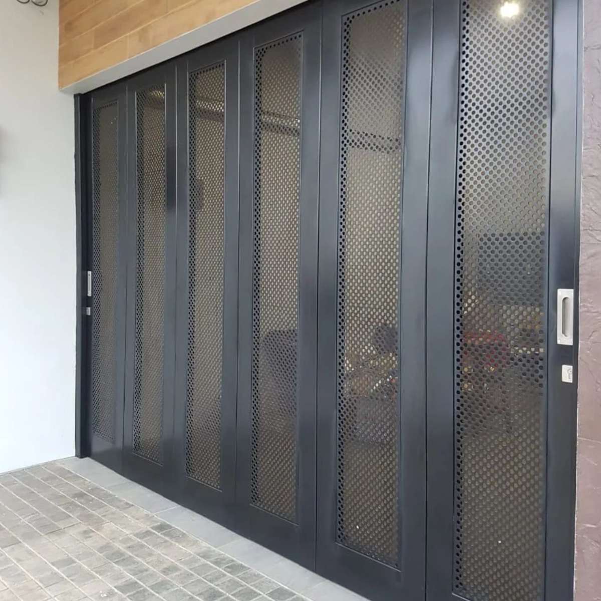 8 Inspirasi Model Pintu Garasi Rumah yang Estetis Terbaru