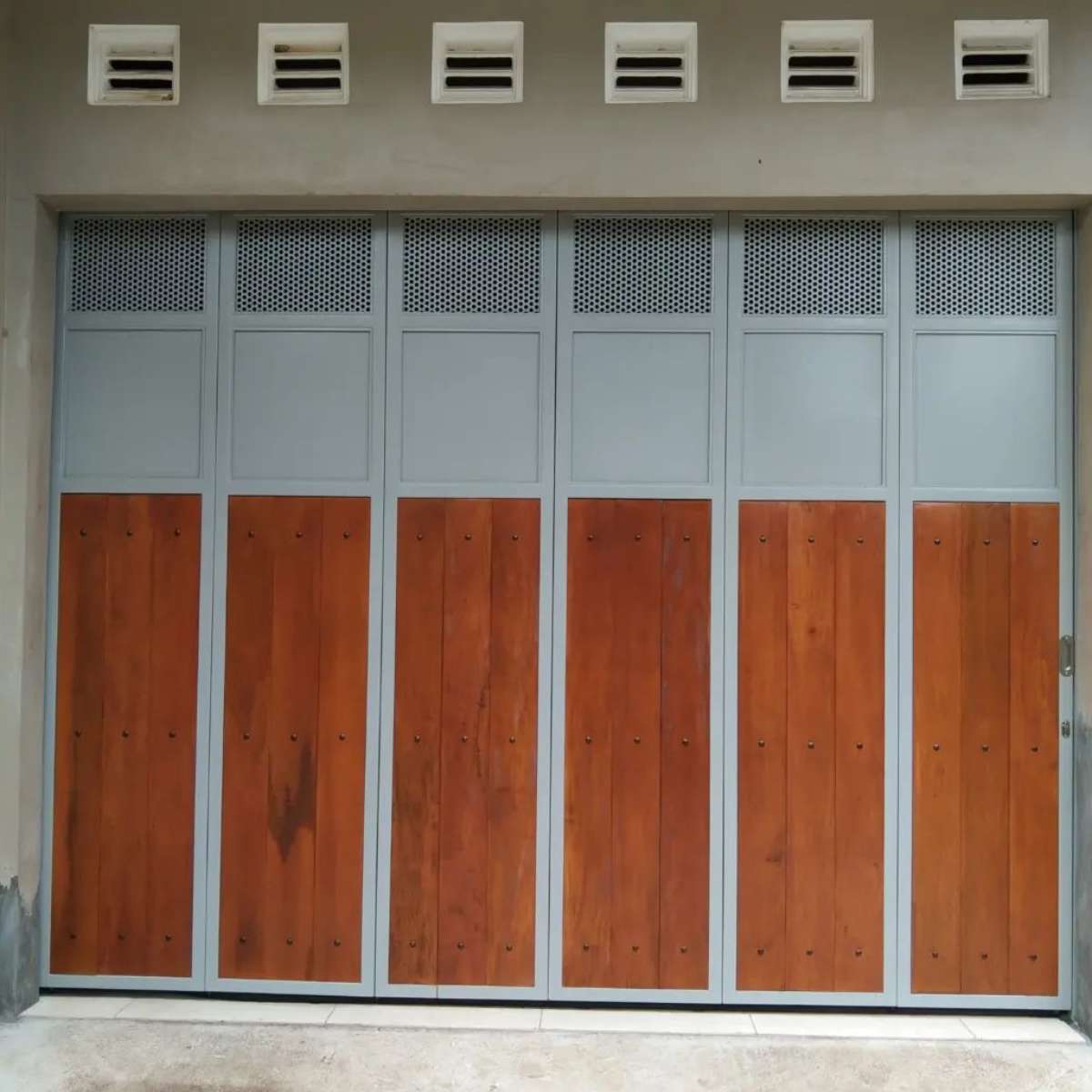 8 Inspirasi Model Pintu Garasi Rumah yang Estetis Terbaru