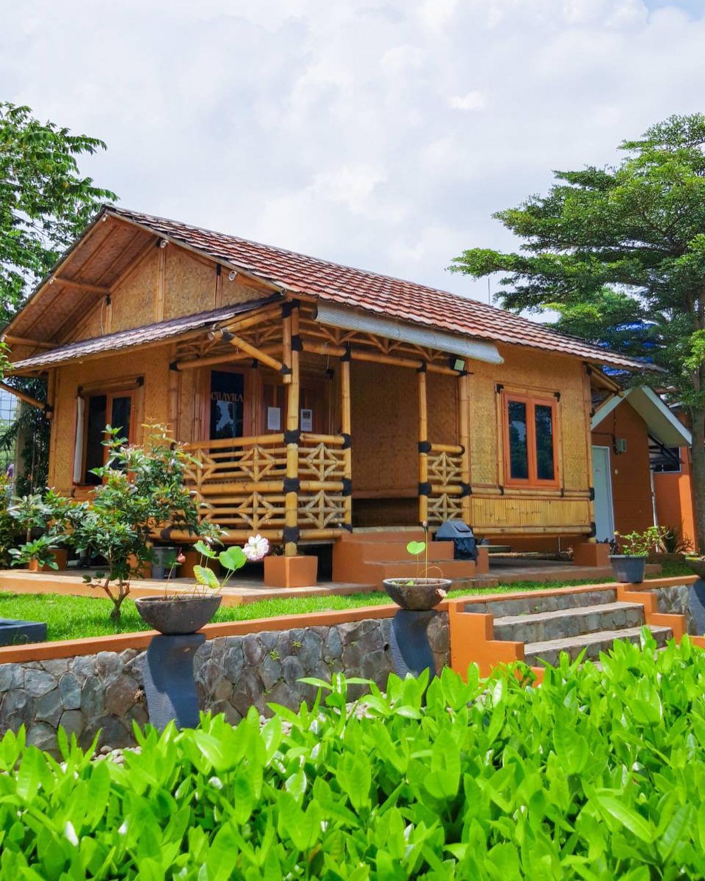 13 Desain Rumah Bambu untuk Villa, Resto & Lainnya