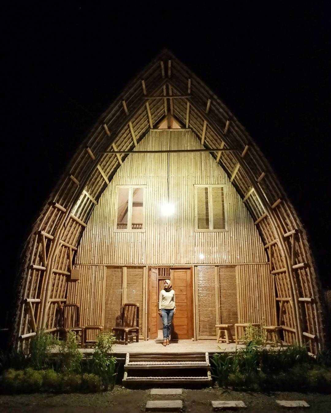 13 Desain Rumah Bambu untuk Villa, Resto & Lainnya