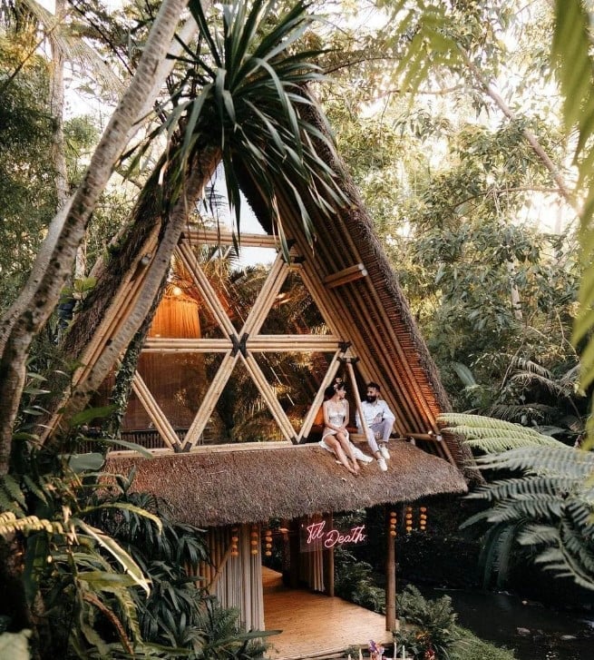 13 Desain Rumah Bambu untuk Villa, Resto & Lainnya