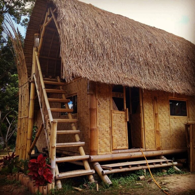 13 Desain Rumah Bambu untuk Villa, Resto & Lainnya