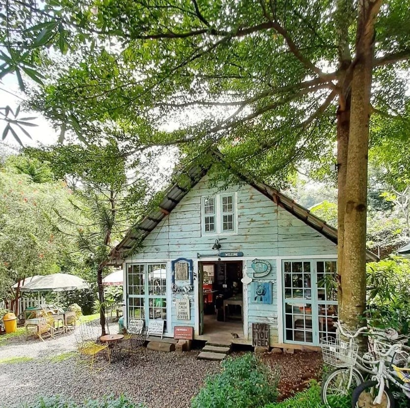 14 Inspirasi Desain Cafe Outdoor Halaman Rumah