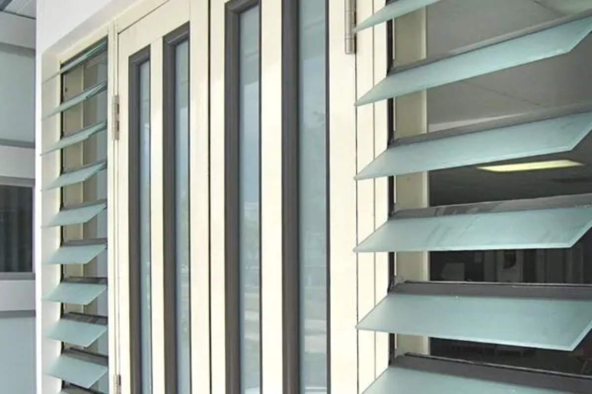 7 Ukuran Jendela Kamar Mandi berdasarkan Jenisnya