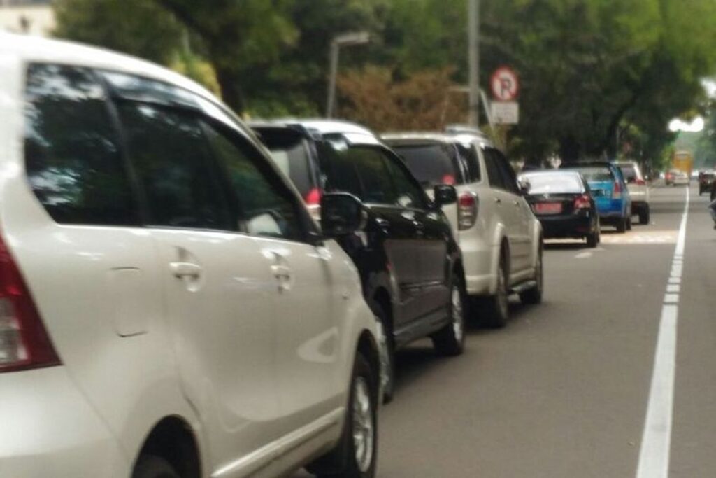 Ketahui Hukum Parkir Mobil di Jalan Perumahan, Apakah Boleh?
