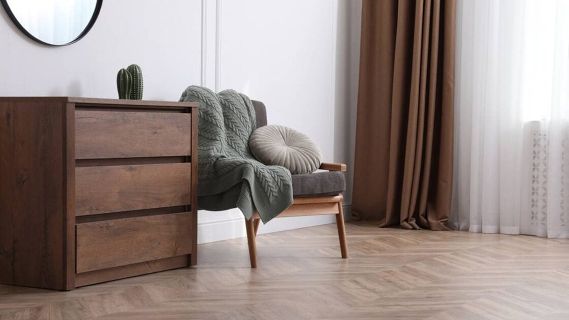 9 Rekomendasi Keramik Motif Kayu untuk Ruang Tamu Minimalis