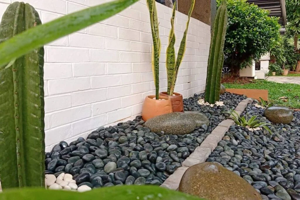 7 Desain Taman Batu Alam Depan Rumah yang Estetis dan Asri