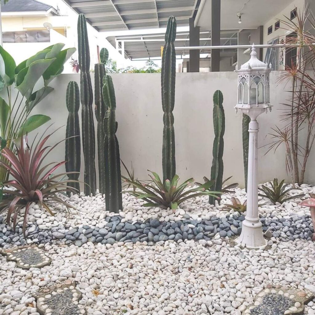 7 Desain Taman Batu Alam Depan Rumah yang Estetis dan Asri
