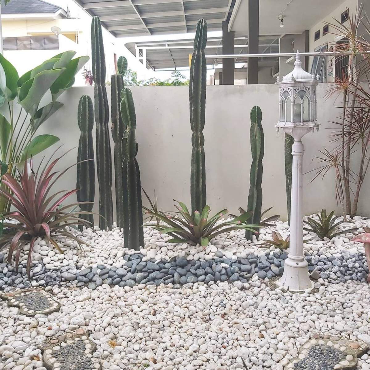 7 Desain Taman Batu Alam Depan Rumah yang Estetis dan Asri