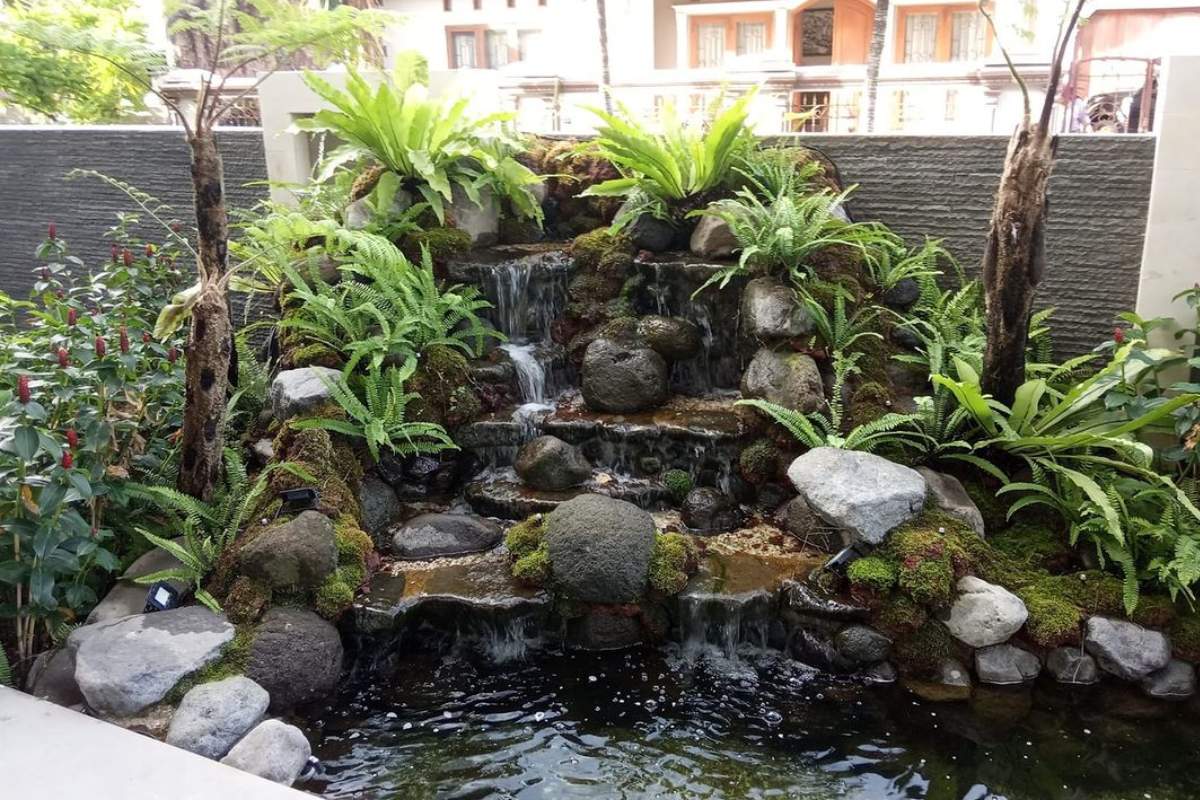7 Desain Taman Batu Alam Depan Rumah yang Estetis dan Asri