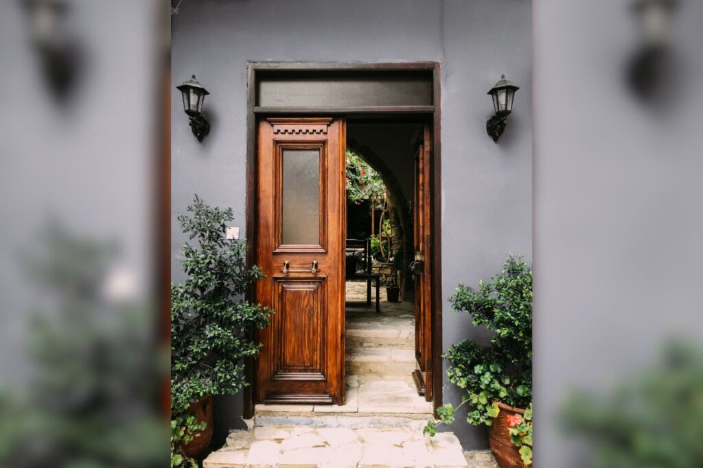5 Inspirasi Bentuk Pintu Rumah dan Tips Memilihnya
