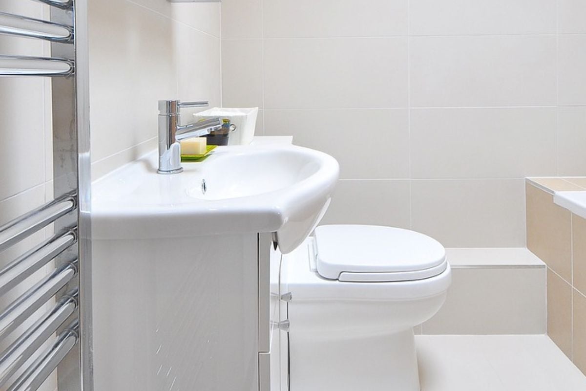 7 Desain Kamar Mandi Minimalis 2x2 yang Tampil Apik