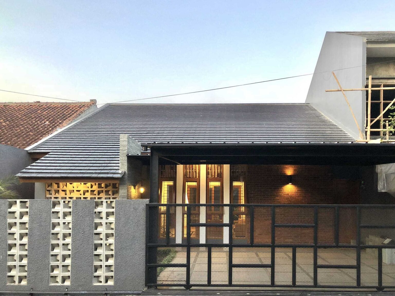 13 Model Pagar Roster untuk Rumah Masa Kini yang Estetik