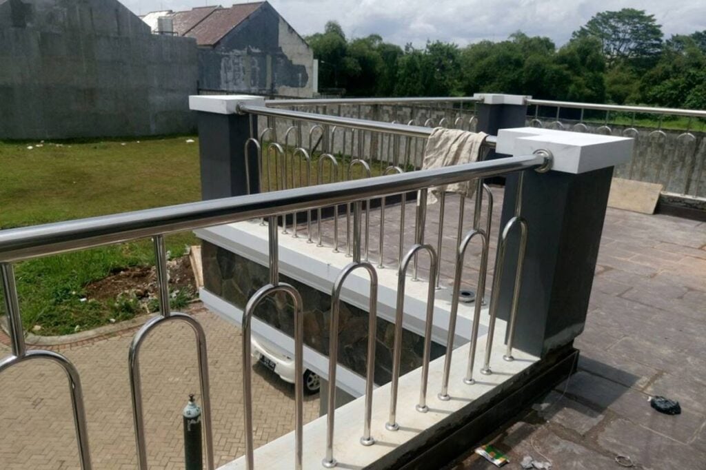 16 Desain Pagar Balkon Minimalis yang Kekinian & Aman