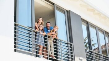 16 Desain Pagar Balkon Minimalis yang Kekinian & Aman