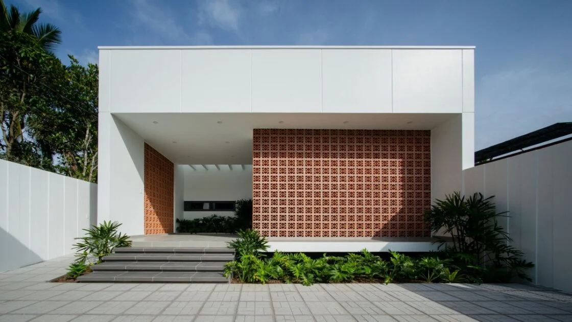 8 Desain Rumah Tanah Lebih Tinggi dari Jalan, Aman dan Estetik!