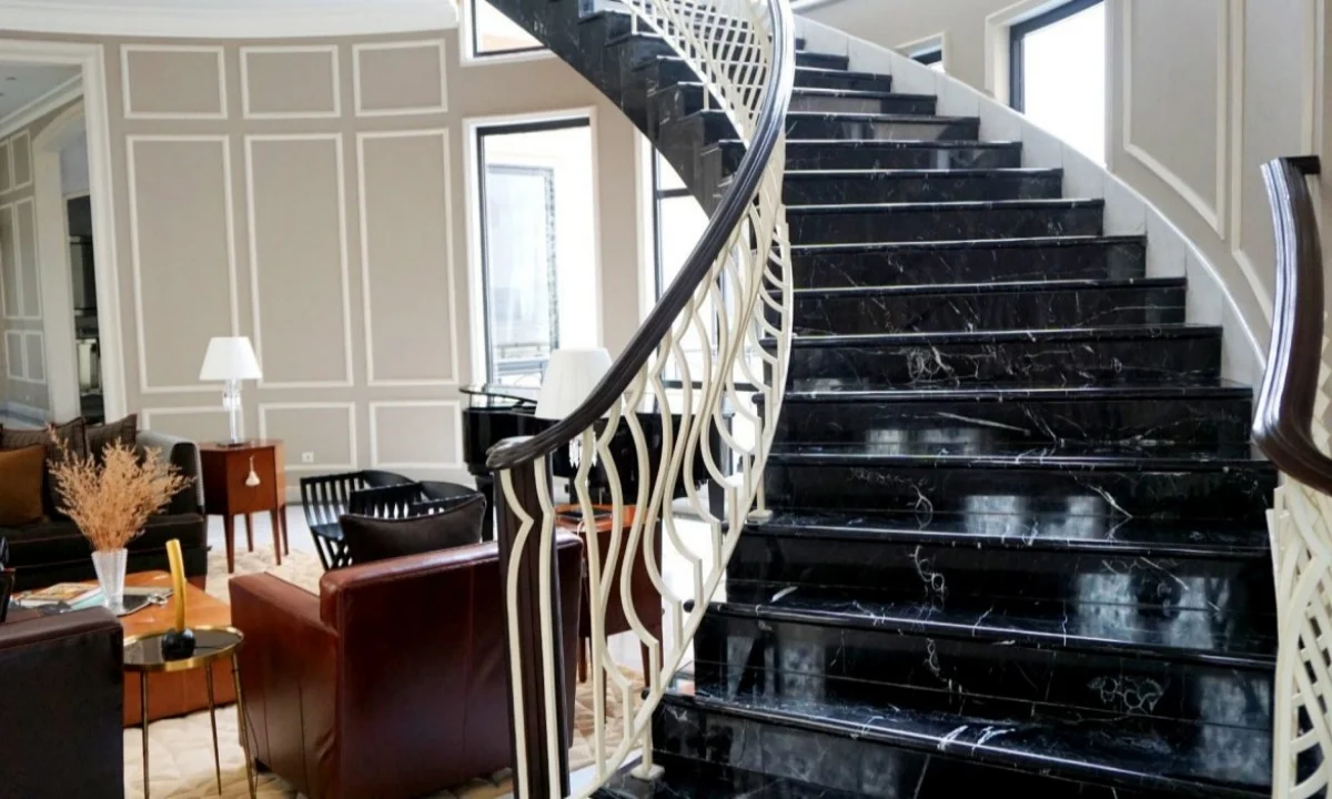 10 Inspirasi Desain Keramik Tangga Minimalis Anti-licin Terbaru