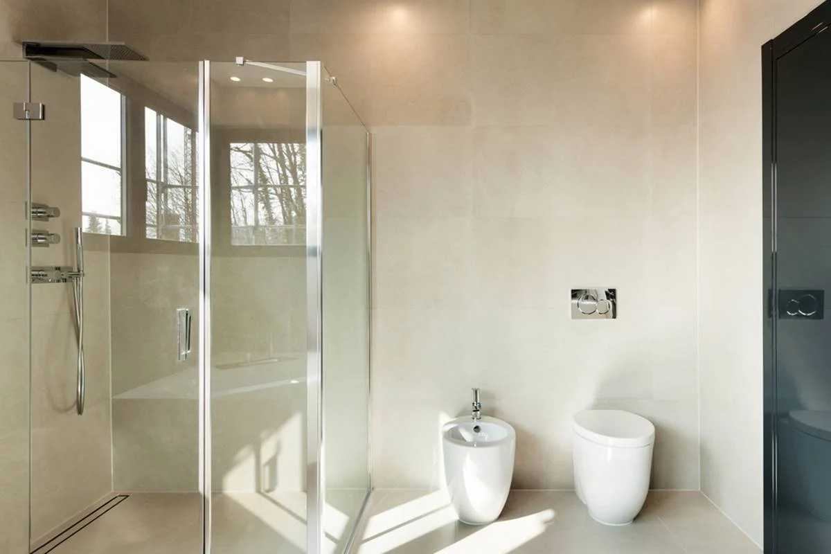 8 Model Partisi Kaca Kamar Mandi yang Estetik dan Fungsional