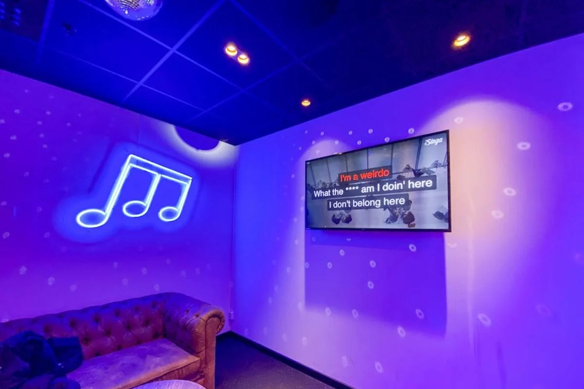 7 Ide Desain Ruang Karaoke Kecil di Rumah