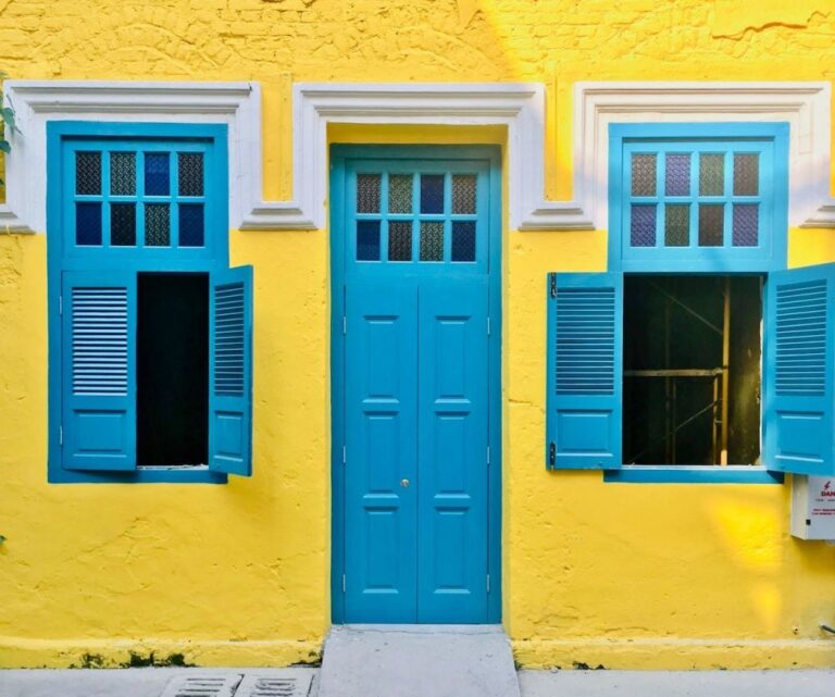 8 Kombinasi Cat Rumah Warna Biru Muda, Bikin Suasana Sejuk!