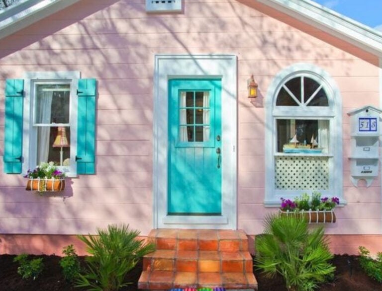 8 Kombinasi Cat Rumah Warna Biru Muda, Bikin Suasana Sejuk!