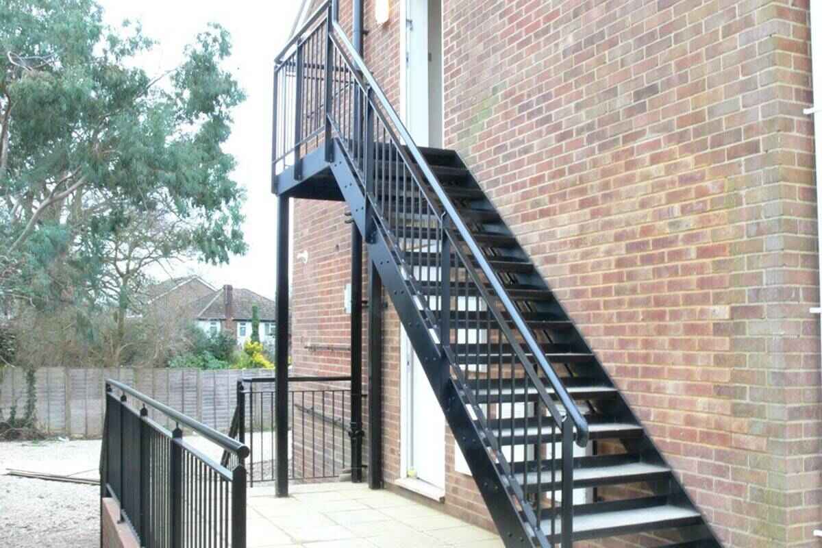 17 Model Tangga Besi Minimalis Terbaru yang Estetik