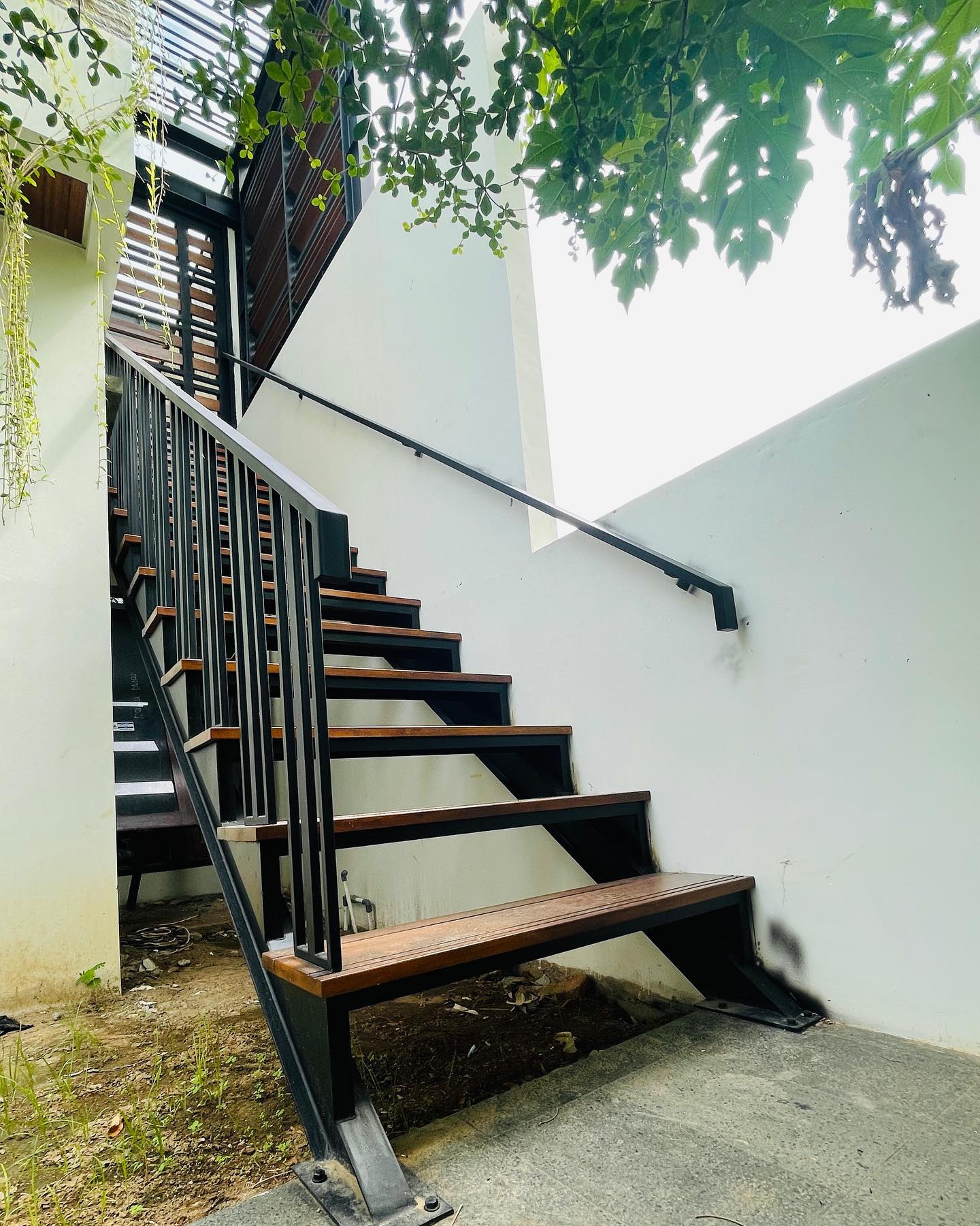 17 Model Tangga Besi Minimalis Terbaru yang Estetik