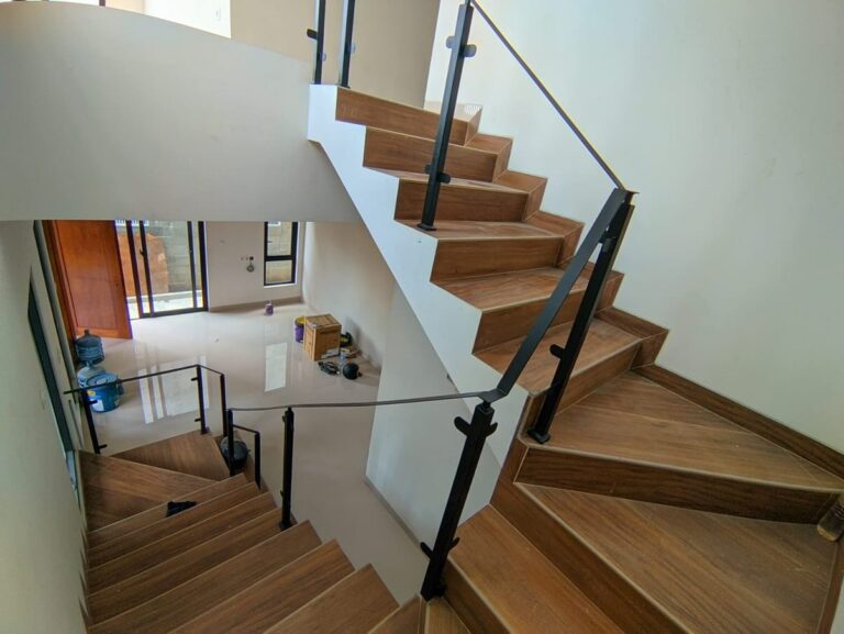 17 Model Tangga Besi Minimalis Terbaru yang Estetik