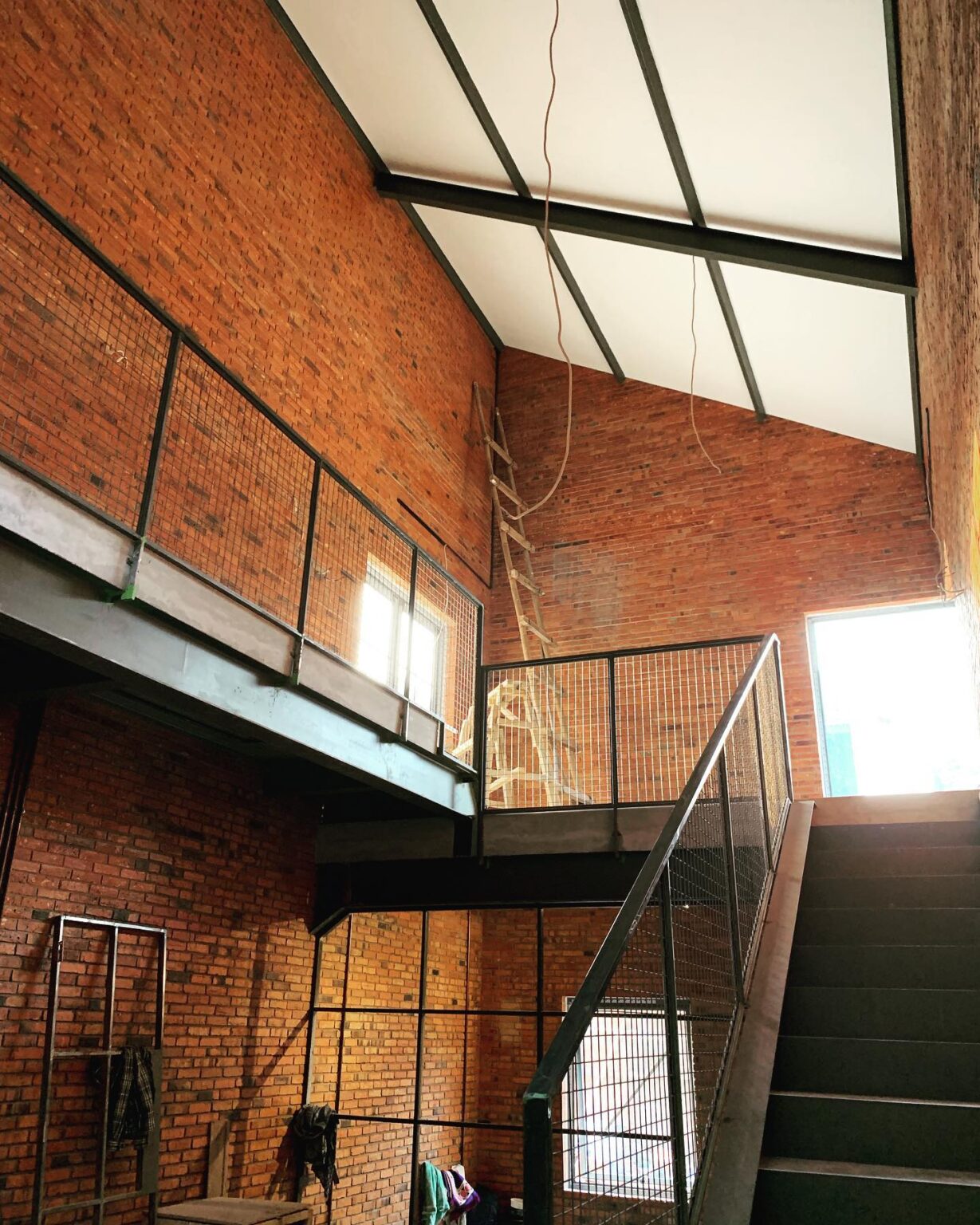 17 Model Tangga Besi Minimalis Terbaru yang Estetik