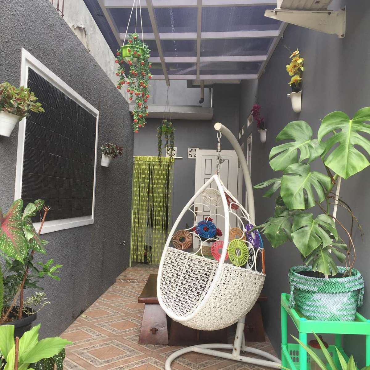 10 Inspirasi Teras Samping Rumah yang Nyaman dan Asri