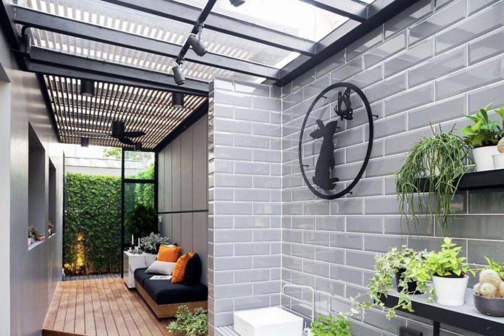 9 Desain Ruang Tamu Outdoor Estetik untuk Rumah Minimalis