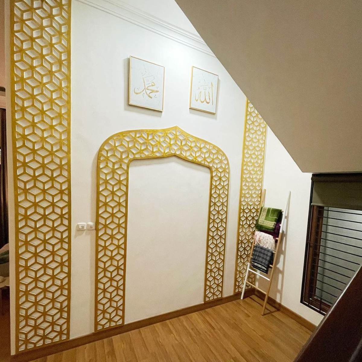 7 Desain Sekat Mushola di Rumah, Estetik dan Anti-sempit!