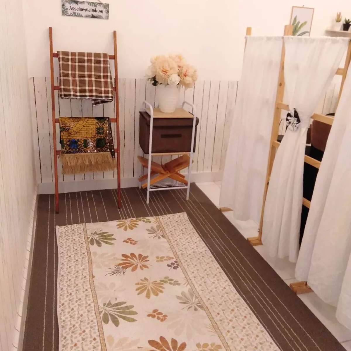 7 Desain Sekat Mushola di Rumah, Estetik dan Anti-sempit!